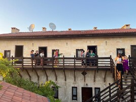 Um edifício com várias janelas e uma varanda.