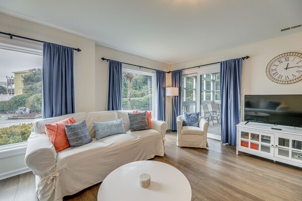 Steps To Beach! Emerald Isle Condo W/ Ocean View - Cedar Point, NC