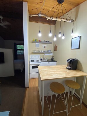 Casa de Campo Familiar, 1 cama queen-size e sofá-cama | Cozinha privada | Um frigorífico, um micro-ondas, um forno, uma placa de cozinha 