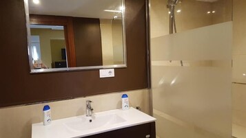 Quarto Familiar, Vista para a cidade | Casa de banho | Um polibã, um secador de cabelo, toalhas fornecidas, sabão 