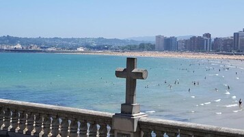 Perto da praia, praia de areia branca 