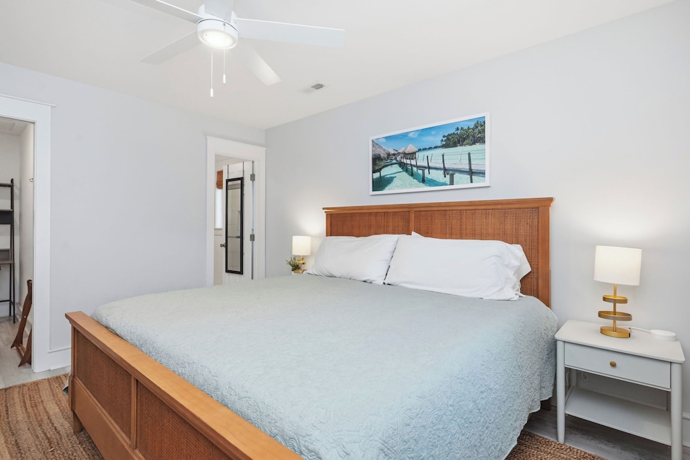 The Salty Fin: Dog-Friendly, Walk to Everything! - Oak Island | Vrbo