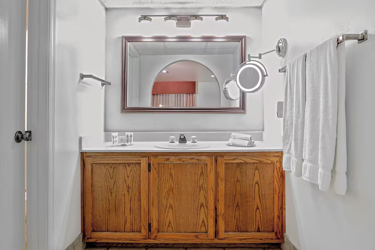 Scenic Room Near Chapel Of The Holy Cross  10 Min Drive And 5 Miles Away! - Sedona, AZ