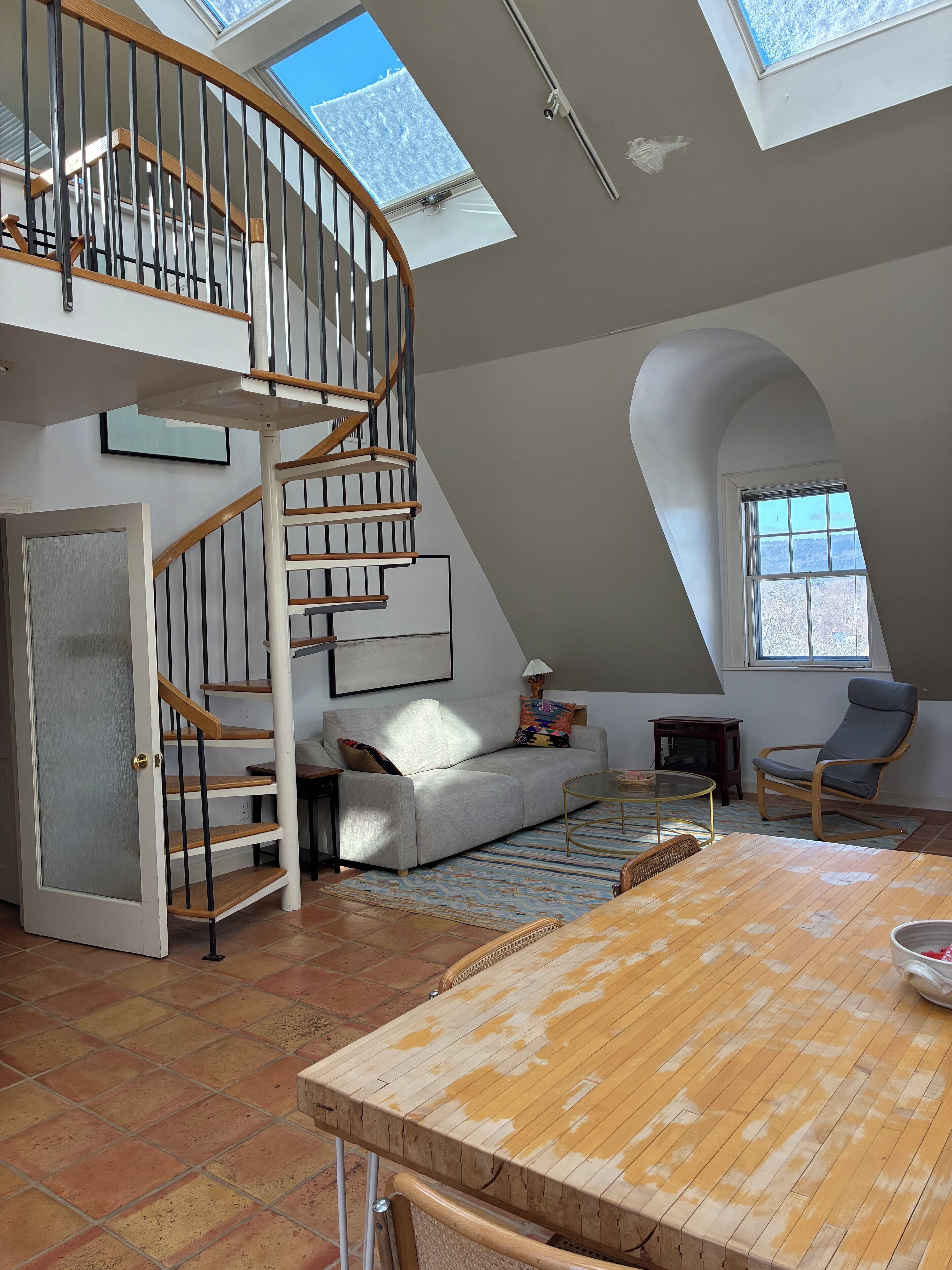 Light-filled Treetop Apartment Close To Downtown Greenfield And Highland Park - Massachusetts