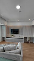 Quarto Duplo Deluxe, Vista para a cidade | Secretária adequada para computadores portáteis, Wi-fi grátis 