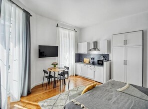 Estúdio Deluxe, varanda, Vista para a cidade | Cortinas/cortinados opacos, ferro/tábua de engomar, Wi-fi grátis 