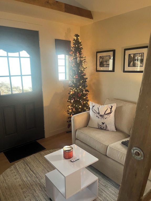 Wake Up To The Beautiful Sunrise On Lake Erie In This Tiny Lakeside Cabin. - Leamington