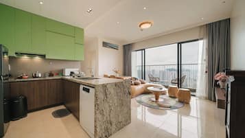 Apartamento Premier, 3 quartos, varanda, Vista para a cidade | Sala de estar | Smart TV de 32 polegadas com canais por cabo