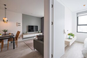 Apartamento premier, 2 quartos, sacada, vista para a cidade | Roupas de cama premium