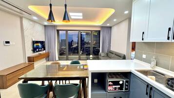 Apartamento Premier, 3 quartos, varanda, Vista para a cidade | Sala de estar | Smart TV de 32 polegadas com canais por cabo