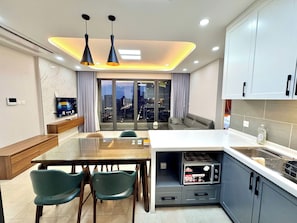 Apartamento premier, 3 quartos, sacada, vista para a cidade | Área de estar | Smart TV 32 polegadas com canais a cabo