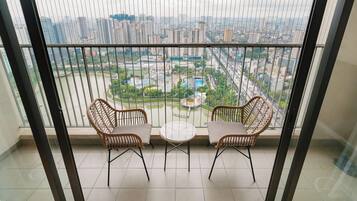 Apartamento premier, 3 quartos, sacada, vista para a cidade | Sacada