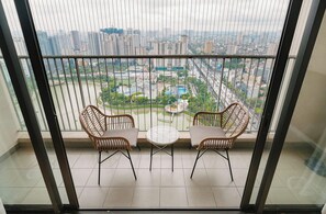 Apartamento premier, 3 quartos, sacada, vista para a cidade | Sacada