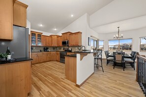 Casa, várias camas, varanda, vista para o jardim (Cabin-Style Group Retreat) | Cozinha privada