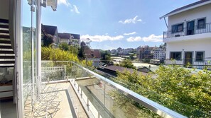 Villa, vista para a colina | Terrenos do alojamento