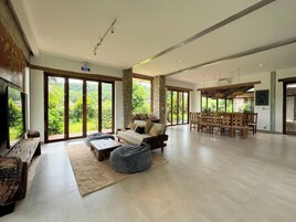 Villa Familiar, varanda, vista para o jardim | Sala de estar