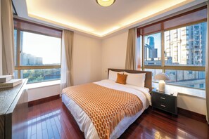 Suite Superior, 3 quartos, não fumadores, Vista para a cidade | Roupa de alta qualidade, edredões de penas 