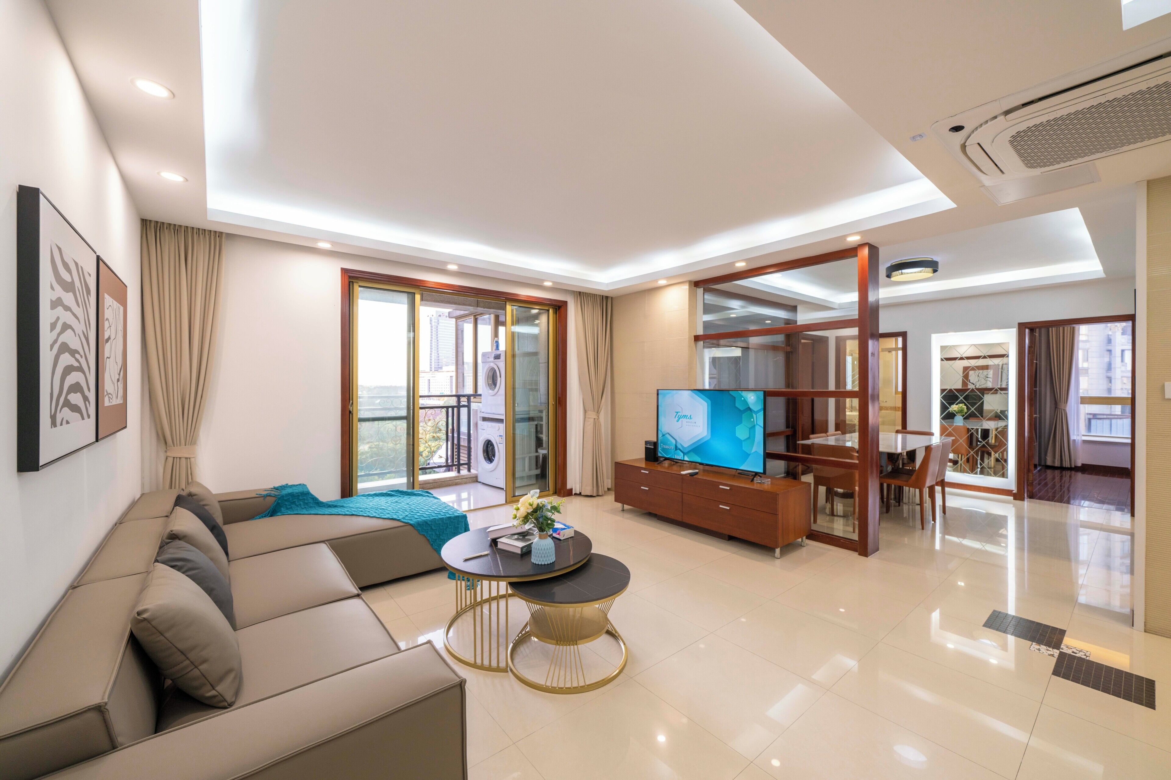 Suite Superior, 3 quartos, não fumadores, Vista para a cidade | Sala de estar | Televisor de 55 polegadas com canais por cabo 