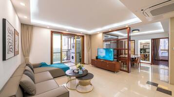 Suite Superior, 3 quartos, não fumadores, Vista para a cidade | Sala de estar | Televisor de 55 polegadas com canais por cabo