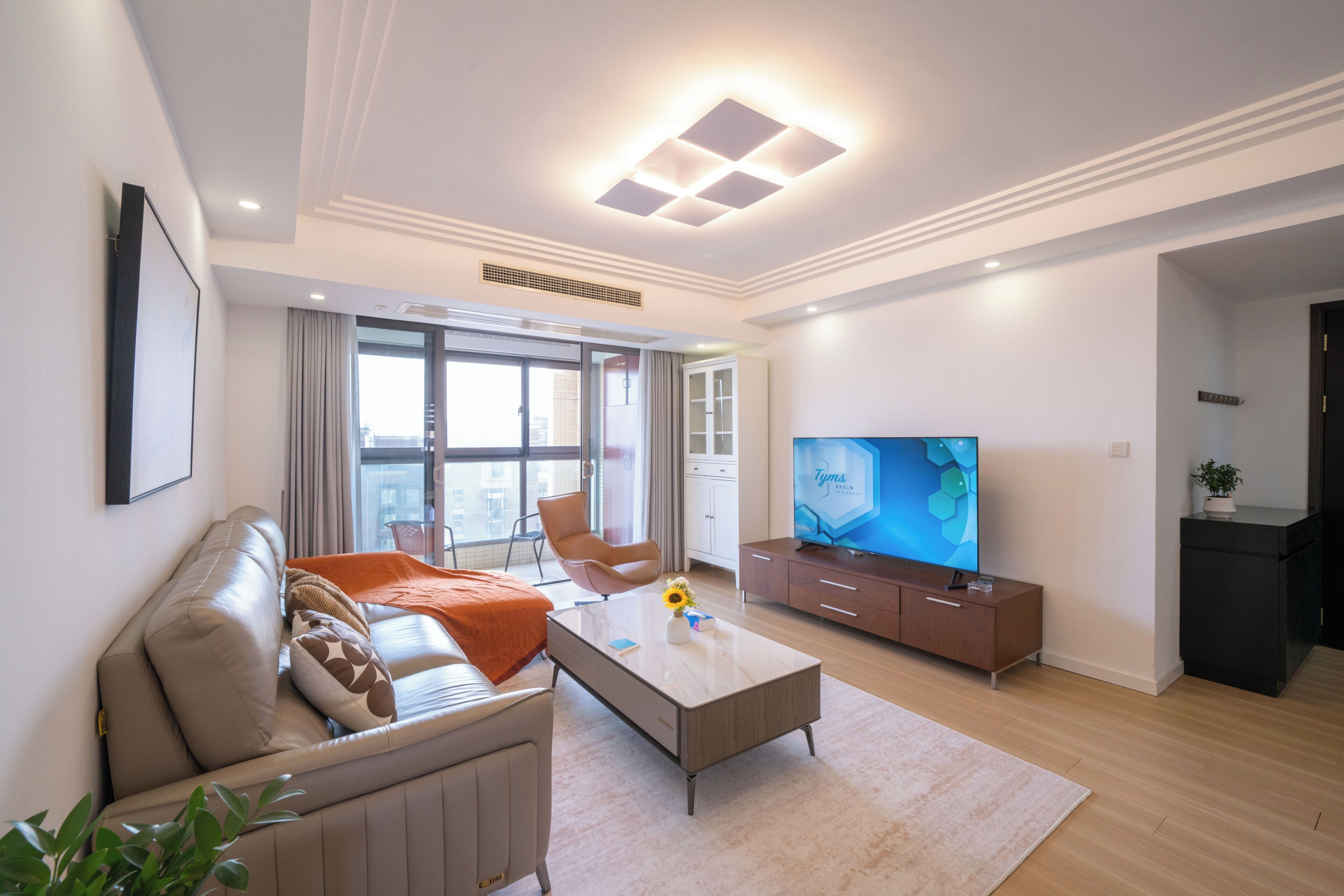 Suite Familiar, não fumadores, Vista para a cidade | Sala de estar | Televisor de 55 polegadas com canais por cabo 