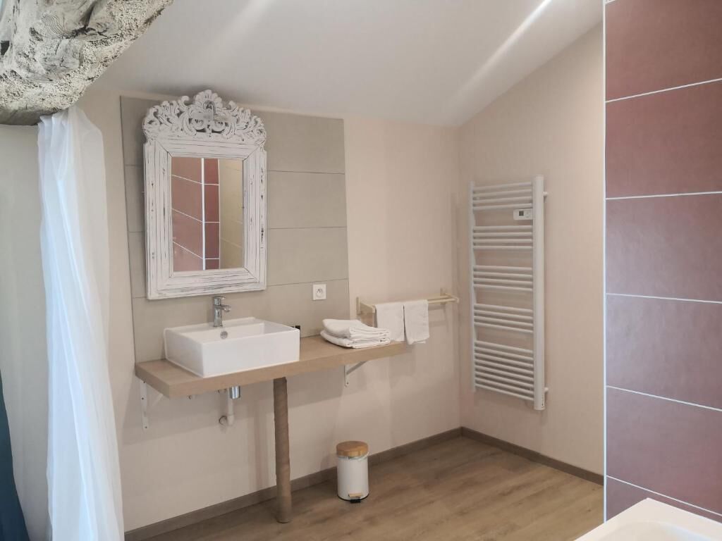 Quarto Duplo Deluxe, vista para o jardim | Casa de banho