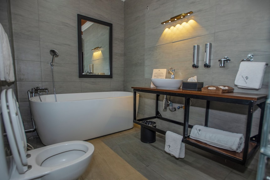 King Suite With Balcony And Bathtub Near Un Nairobi, Cozy Stead Garden House - Nairobi