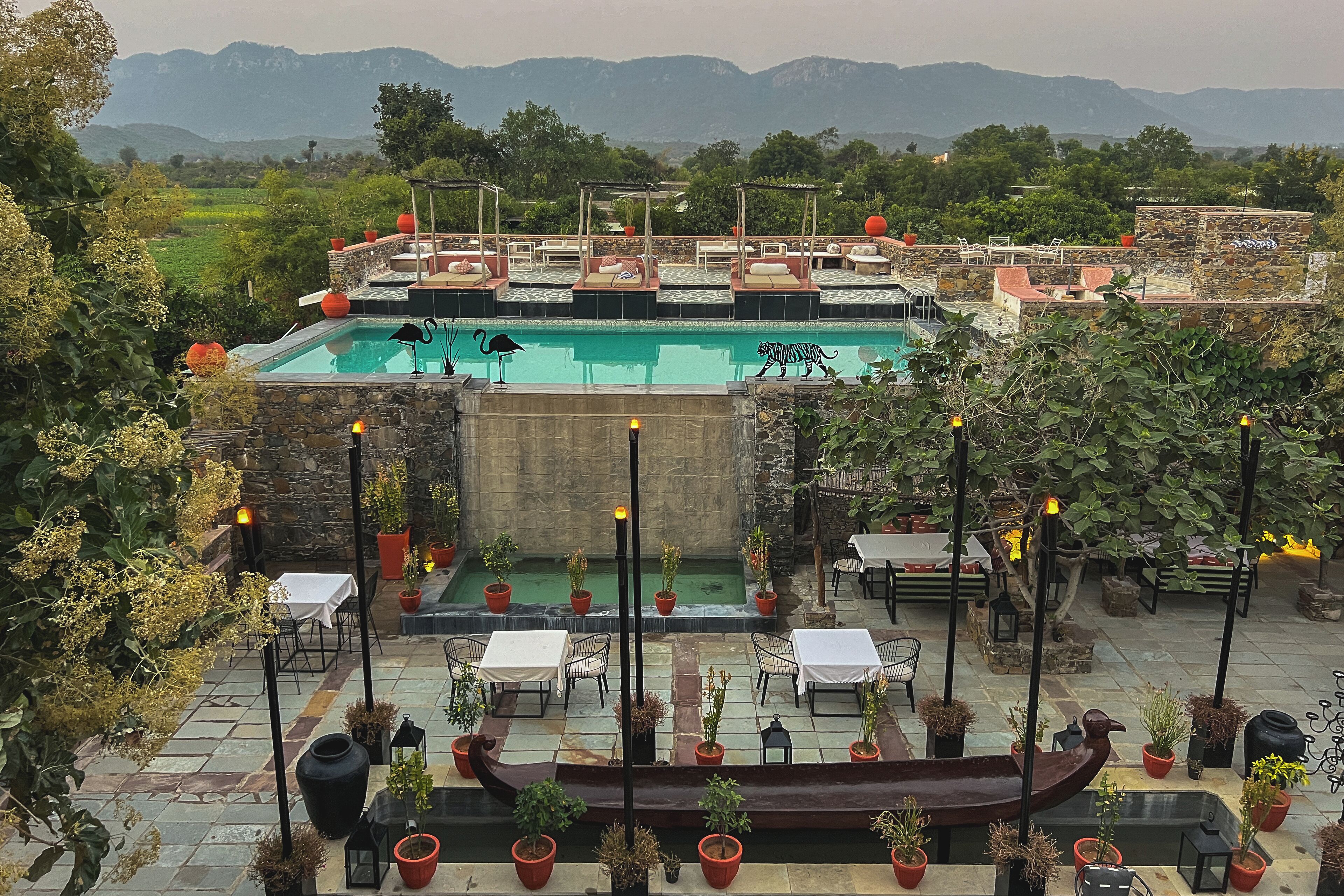 Piscina externa, guarda-sóis, espreguiçadeiras