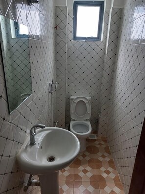Quarto duplo luxo | Banheiro | Chuveiro, chinelos, toalhas de banho, sabonete