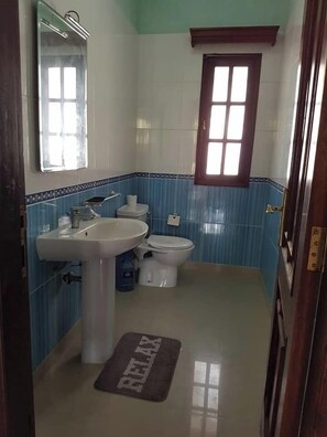 Quarto solteiro luxo | Banheiro | Chuveiro, produtos de toalete grátis, chinelos, toalhas de banho