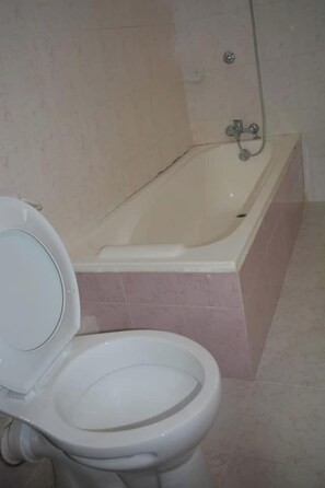 Quarto casal luxo | Banheiro | Chuveiro, produtos de toalete grátis, chinelos, toalhas de banho
