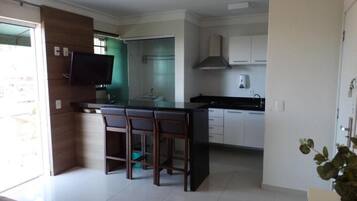 Dúplex Comfort, varanda, Vista para a cidade | Cozinha privada | Um frigorífico
