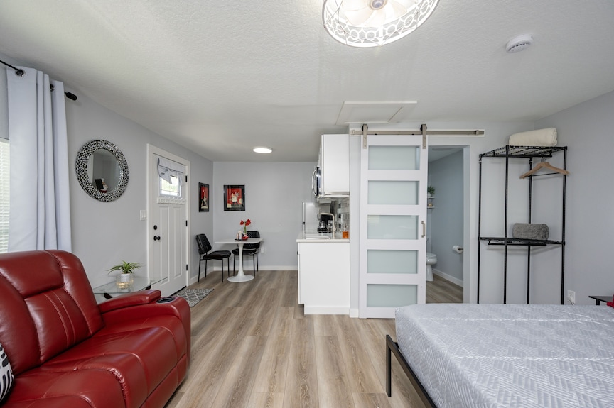 Tiny House: 1br W/ King Bed, Pool By Raymond James - Adventure Island, Tampa