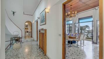 Vila standard, 3 quartos, 2 banheiros, ao lado do lago (Villa Incanto Sul Lago Lake Front) | Opções para refeição