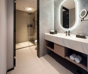 Quarto Duplo de Luxo | Casa de banho | Um polibã, um secador de cabelo, toalhas fornecidas, sabão 