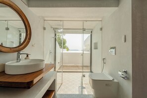 Villa de Luxo, vista para o mar | Casa de banho | Uma combinação polibã/banheira, artigos de higiene pessoal grátis 