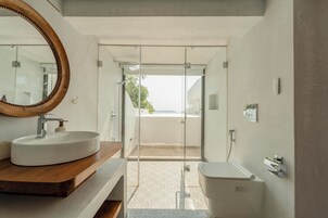 Villa de Luxo, vista para o mar | Casa de banho | Uma combinação polibã/banheira, artigos de higiene pessoal grátis