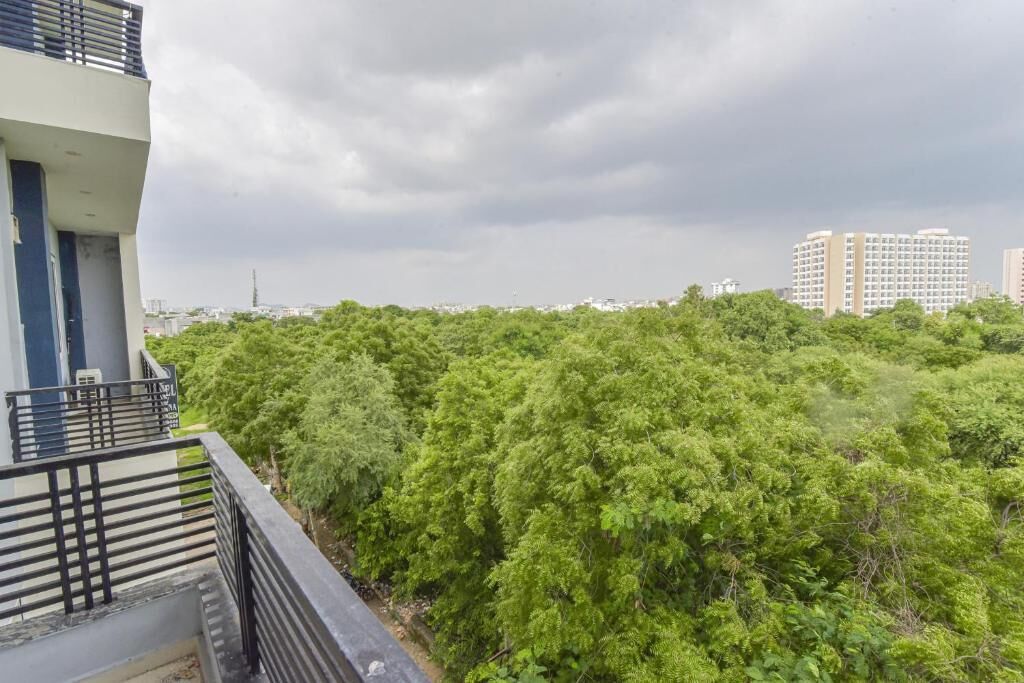 Quarto Duplo Económico, varanda, Vista para a cidade | Terrenos do alojamento