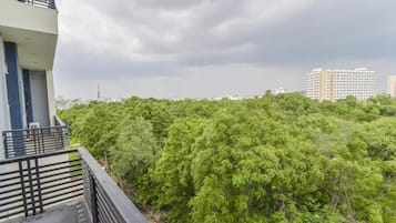 Quarto Duplo Económico, varanda, Vista para a cidade | Terrenos do alojamento