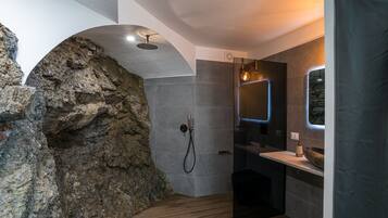 Apartamento Lua de Mel, vários quartos, 2 casas de banho, junto à montanha (Sant' Anna Deluxe) | Casa de banho | Um polibã, um secador de cabelo, um bidé, toalhas fornecidas