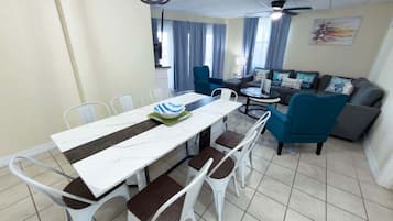 Apartamento, 2 quartos | Restaurantes