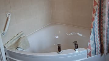 Quarto casal ou duplo conforto, vista para o jardim | Banheiro