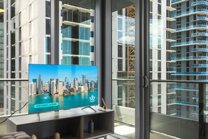 Apartamento conforto, vista para a cidade | Área de estar