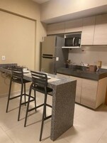 Apartamento, varanda, Vista para a cidade | Cozinha privada | Um micro-ondas, uma placa de cozinha 