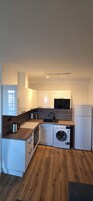 Apartment Deluxe with terrace No. 8 | Cozinha privada | Um frigorífico/congelador grande, um micro-ondas, um forno