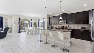 Casa (6 Bedrooms) | Cozinha privada | Um micro-ondas, um forno, uma placa de cozinha