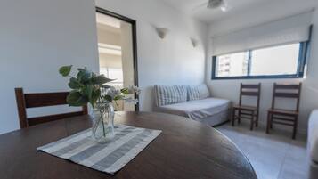 Apartamento, Vista para a cidade | Sala de estar