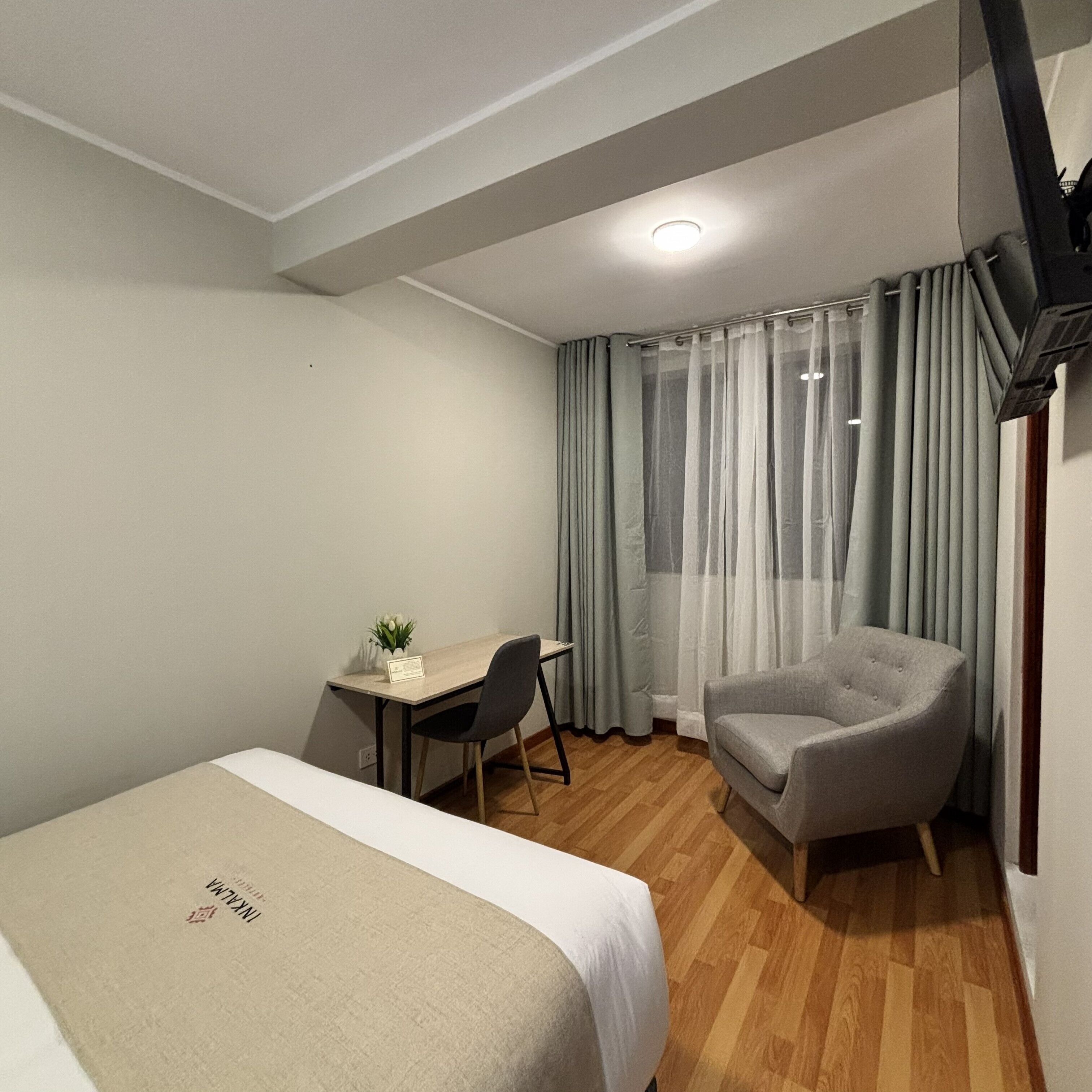 Quarto casal standard | Espaço de trabalho para notebook, Wi-Fi de cortesia, roupa de cama
