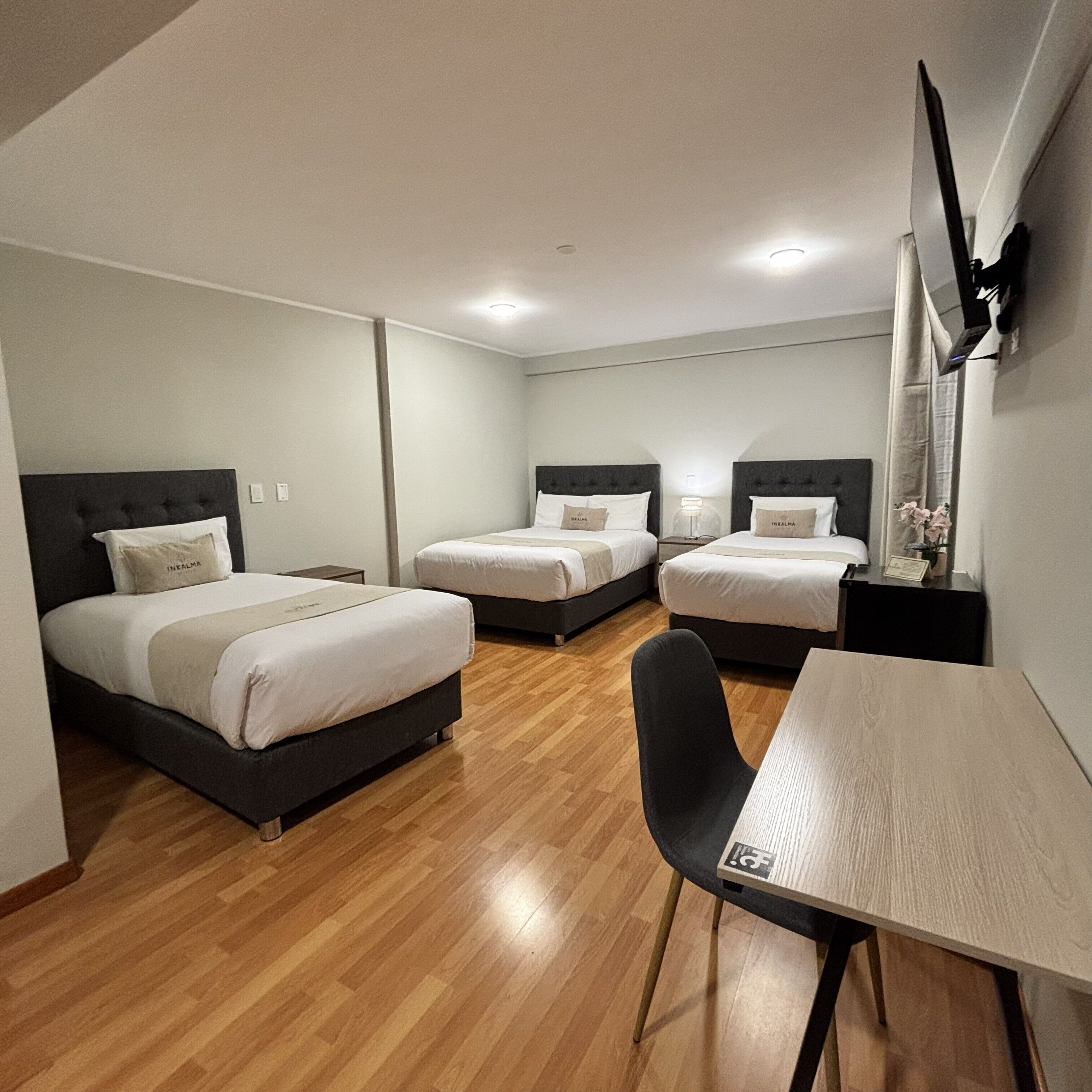 Quarto triplo família | Espaço de trabalho para notebook, Wi-Fi de cortesia, roupa de cama