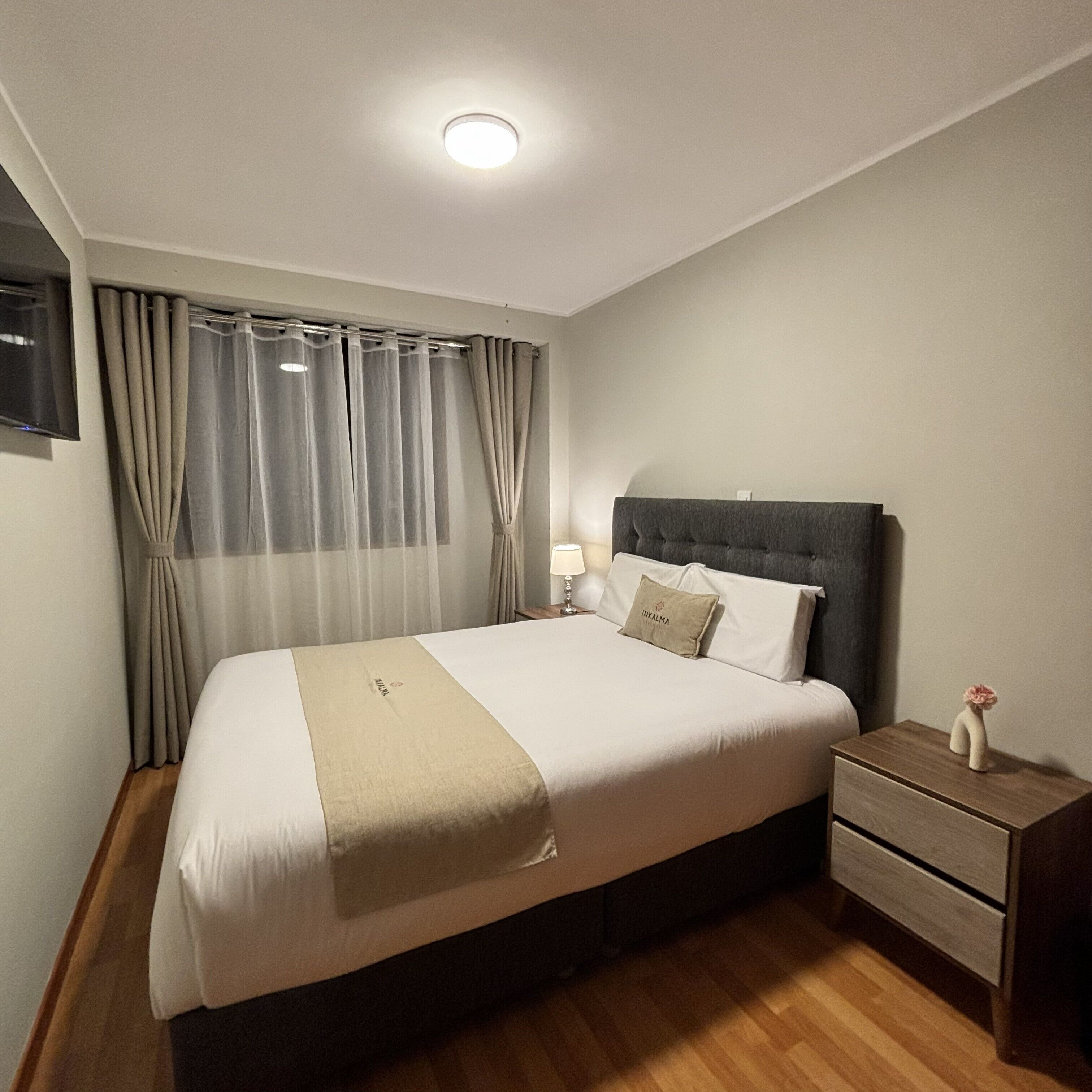Quarto casal conforto | Espaço de trabalho para notebook, Wi-Fi de cortesia, roupa de cama