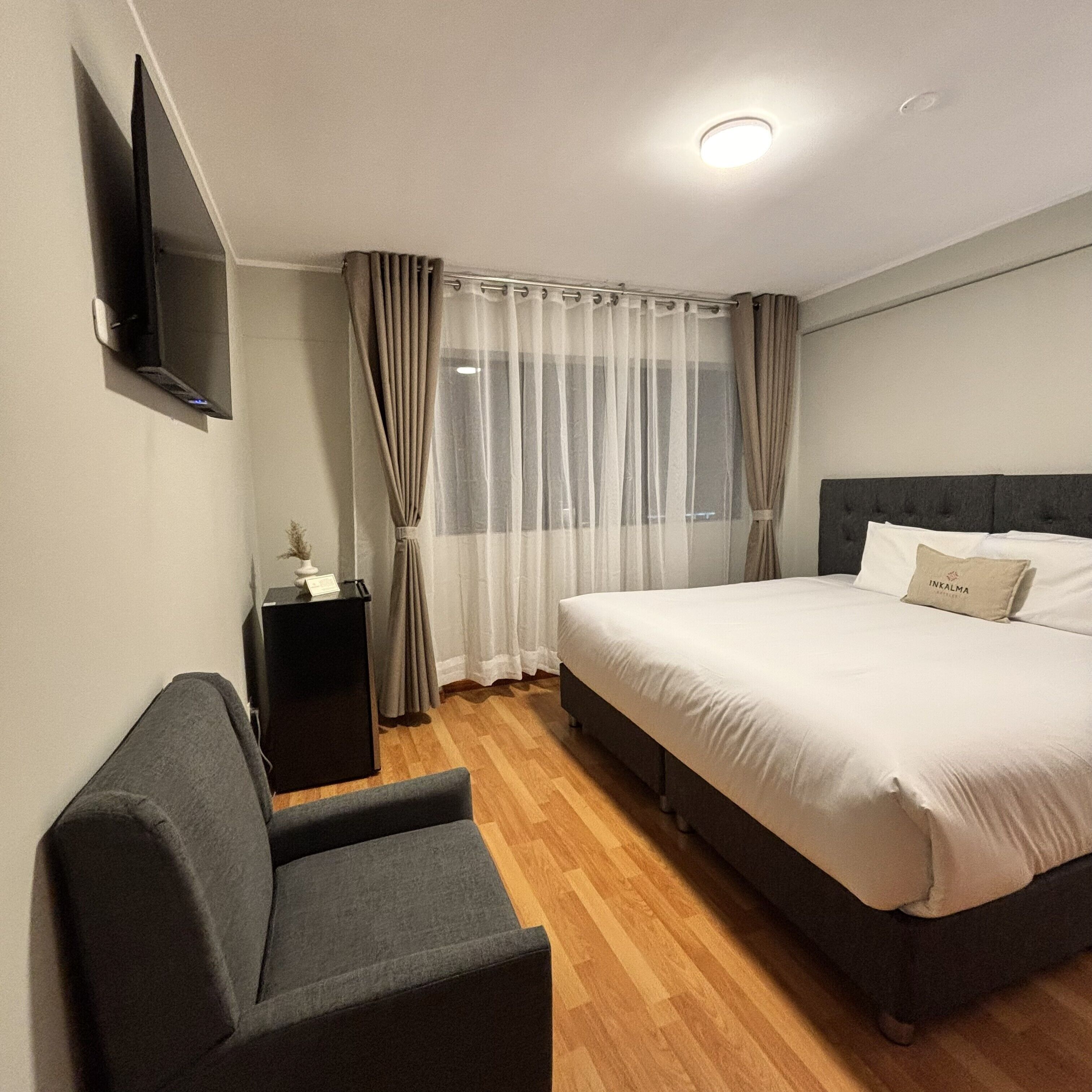 Quarto casal superior | Espaço de trabalho para notebook, Wi-Fi de cortesia, roupa de cama